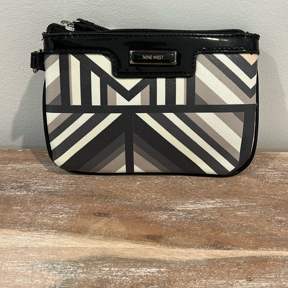 Nine West | Bags | Nine West Black And Tan Patterned Wristlet | Poshmark